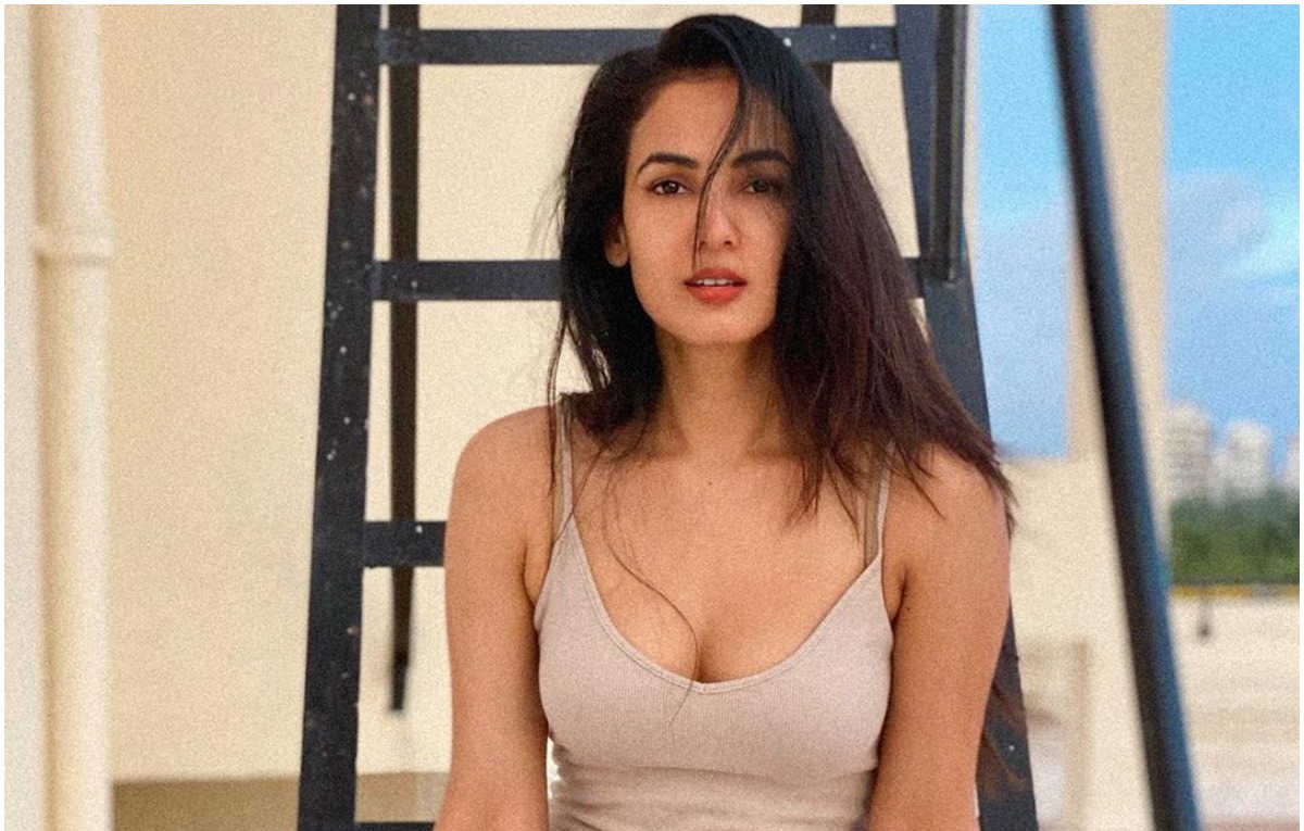 Sonal Chauhan shares action-packed BTS from The Ghost co-starring Nagarjuna - Filmfare Middle ...